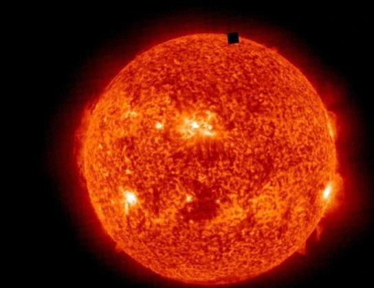 太阳表面出现黑色不明飞行物，科学家一身冷汗，它会是什么？