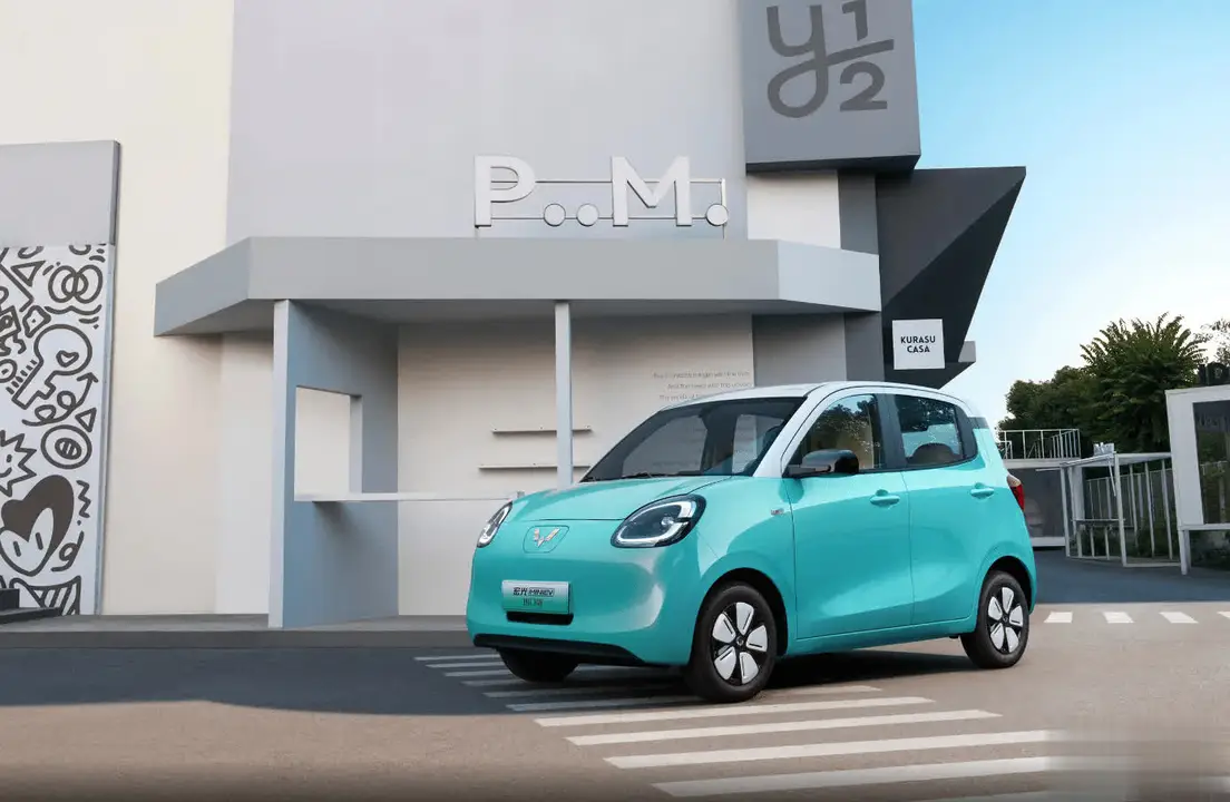 “剁椒鱼头”进化，五菱宏光MINIEV四门版，动力不大，后排舒服了