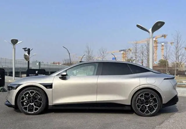 极氪007、智己L6、Model 3：电动车界的三大明星车型对比