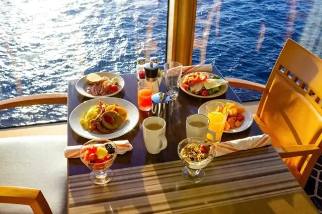 在豪华游轮上能吃到哪些美食？盘点全球10大游轮美食之旅