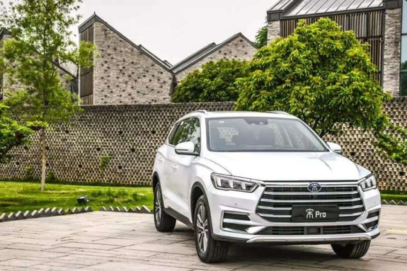 比亚迪宋跑高速，360°翻滚三圈，车主毫发无损