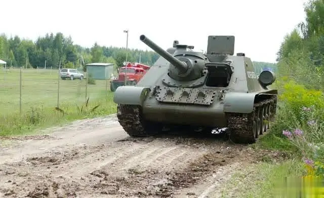 技术倒退！俄乌打了快3年，终于把坦克歼击车逼到“回归”？