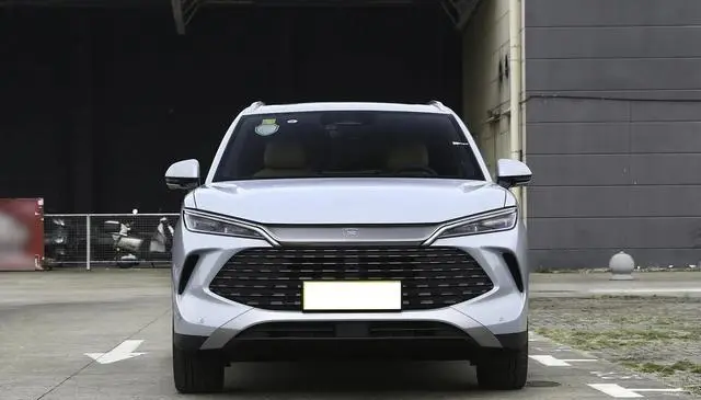 比亚迪拿出诚意！中型SUV仅13万多，油耗3.9L，一箱油跑1500公里