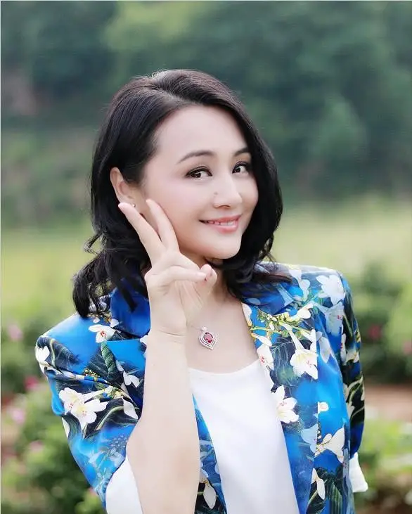知名演员曹颖焦虑缠身又罹患胃癌，她是怎么做到笑着面对镜头的