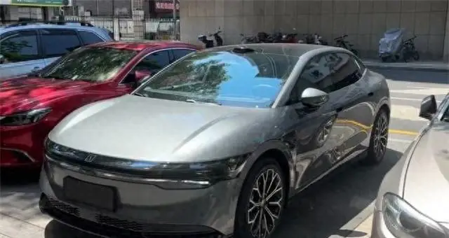 纯电你选谁？25 款极氪 007、智己 L6 与 Model 3深度解析