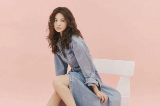 宋慧乔离婚后换了羊毛卷，穿牛仔裙+运动鞋拍照，42岁美出新高度